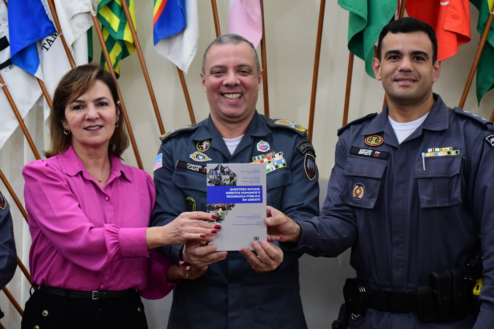 PMES - Alunos do CAO 2023 apresentam coletânea ao comandante-geral